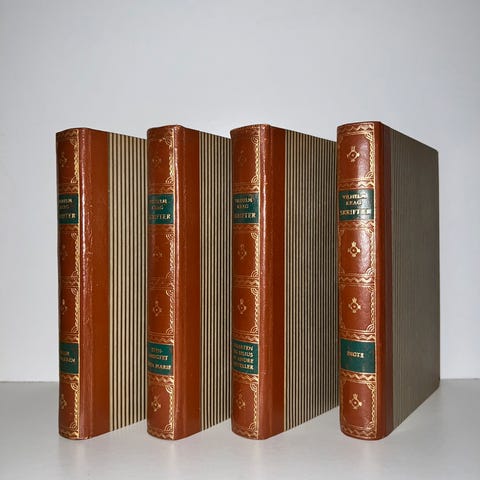 Vilhelm Krag: De skinnende hvide Seil. Oslo 1931. Forlagsbind. 240 s ...