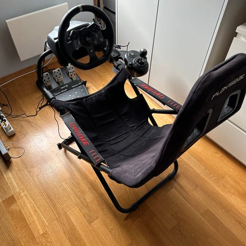Playseat med Logitech ratt, pedaler og girspake. | FINN-torget