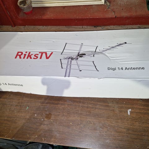 Komplett antenne med veggfeste og koblingsboks for RiksTv | FINN-torget