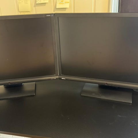 Komplett trippel BenQ-skjermoppsett med stativ og kabler – Klar til ...