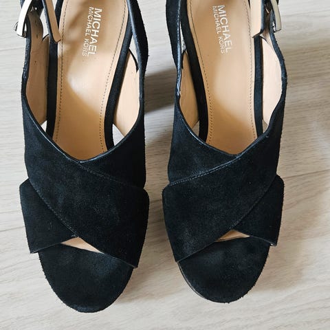 Michael Kors Hæler 39 svart med spenner | FINN-torget