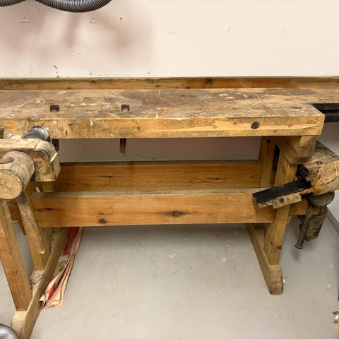 Arbeidsbenk i tre med skrustikke og oppbevaringshylle | FINN-torget