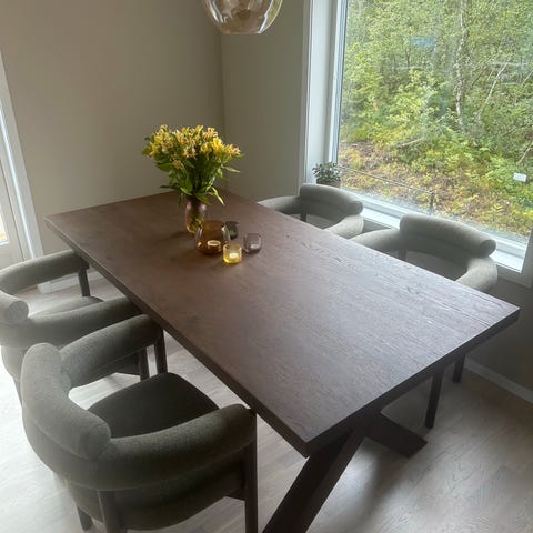 Pent, rundt spisebord med fine stoler | FINN-torget