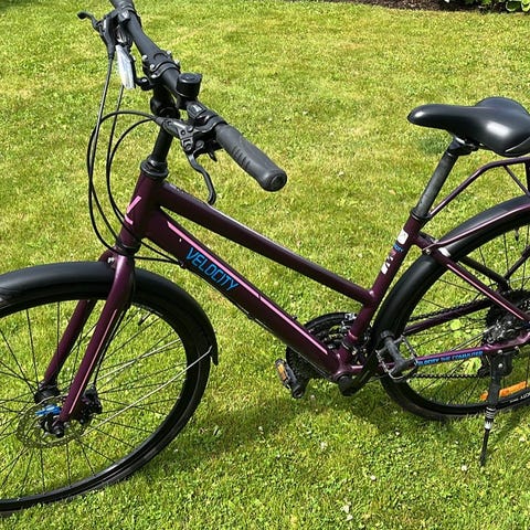 White SC Trainer W – lett damesykkel med hjelm og lås | FINN-torget