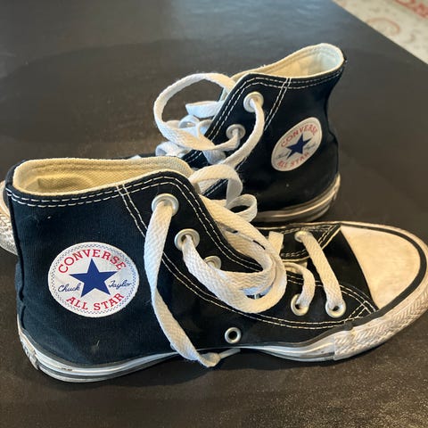 Converse Unisex str 37,5 Høye Hvite med Rød og Svart Detalj | FINN-torget