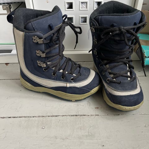 Snowboard sko for barn ligger ubrukt i boksen | FINN-torget