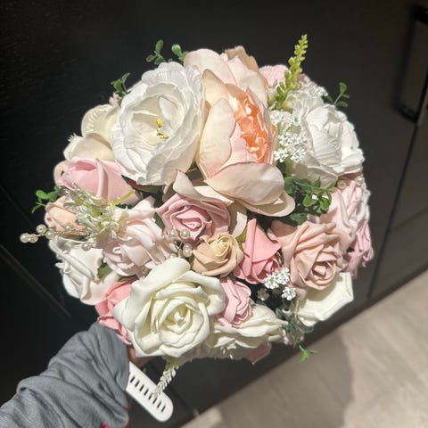 En bukett med 101 røde roser, 50 cm. EN UTROLIG BUKETT. | FINN-torget