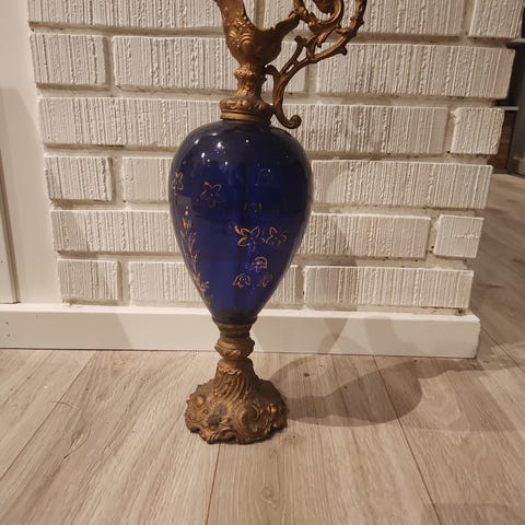 Dekorativ keramisk vase med blå og gullfarge og malte scener | FINN-torget