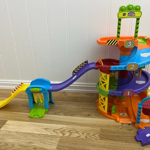 Vtech parkeringshus med to biler | FINN-torget