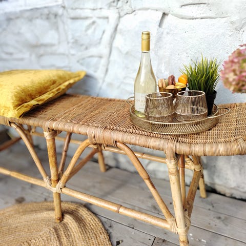 Hvit rotting hagebenk med rød pute og hvit rotting krakk | FINN-torget