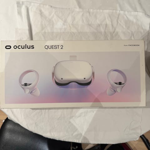 Oculus Quest 2 VR-headset med kontroller | FINN-torget