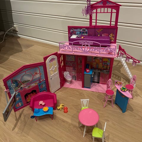 Barbie hus med masse tilbehør! | FINN-torget
