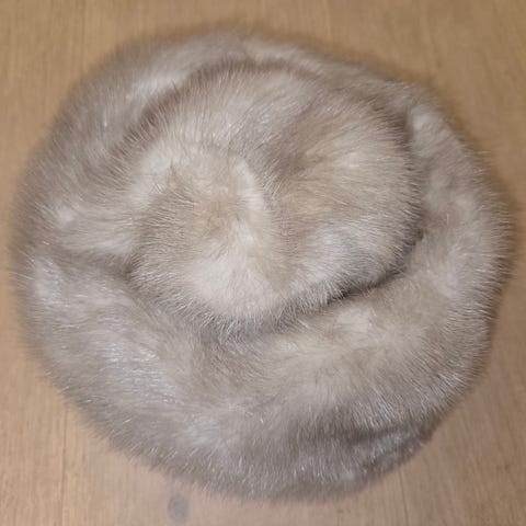 Sølvmink hatt og skjerf | FINN-torget