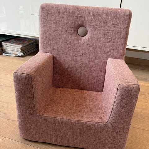 Liten grå puff fra Bolia, perfekt til barnerom eller lekerom | FINN-torget