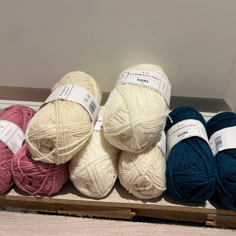Blandet garnpakke med ulike farger og materialer | FINN-torget
