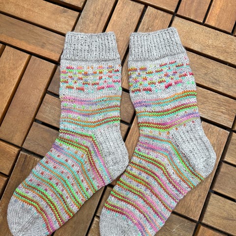 Håndstrikkede ullsokker med mønster i grønt, svart og hvitt | FINN-torget