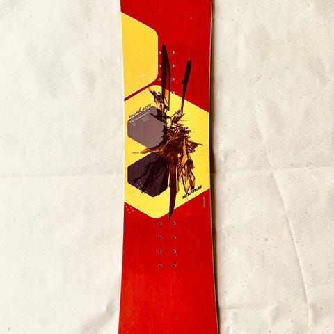 Super kult snowboard fra Nomis - bigger hearts than brains | FINN-torget