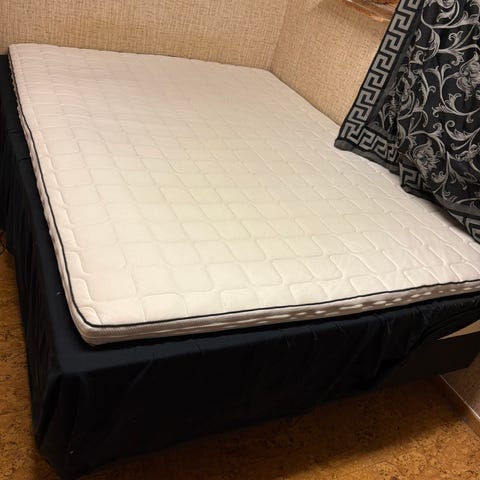 Ikea seng 140x200 med overmadrass, beskyttelse og ribbebunn | FINN-torget