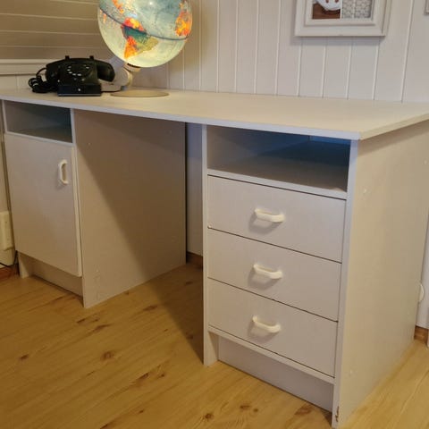 Skrive bord IKEA, 52 dybde 100 bredde 70 høyde VIKA GLASHOLM | FINN-torget