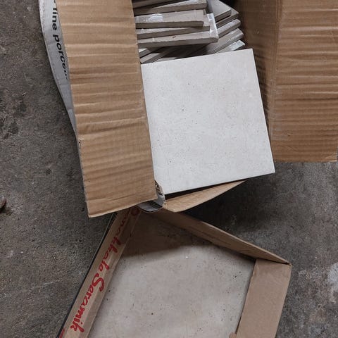 Flislim, fugemasse og primer fra megaflis gis bort | FINN-torget