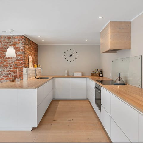 Moderne kjøkken med hvite fronter og grå benkeplate | FINN-torget