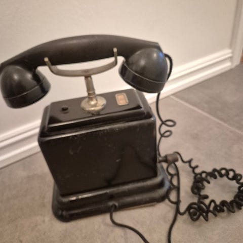Vintage telefon med dreieskive og håndsett i metall og tre | FINN-torget
