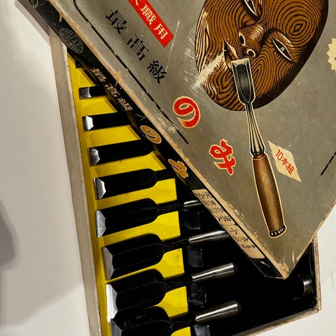 Benkeplate med ryggstøtte og pute, hvit og blå | FINN-torget