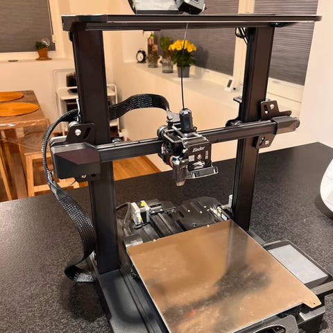Svært lite brukt Ender 3D V2 Printer. Har printer 3 ting på denne ...