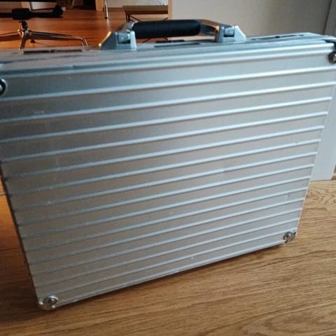 Rimowa Briefcase, ‘Never Still’ | FINN-torget
