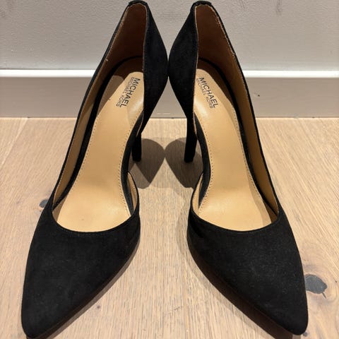 Michael Kors Hæler 39 svart med spenner | FINN-torget