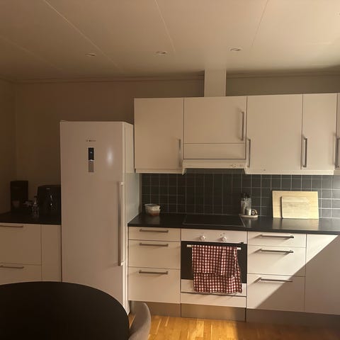 Moderne kjøkken med hvite fronter og grå benkeplate | FINN-torget