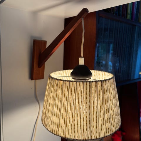 Norsk vintage bordlampe i teak og glass – B.E.A | FINN-torget