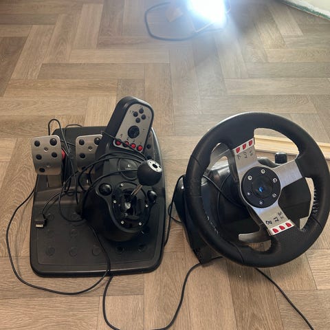 Logitech Racing Wheel ratt og pedaler | FINN-torget