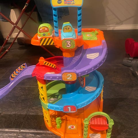 Vtech toot toot bilbane med politibil | FINN-torget