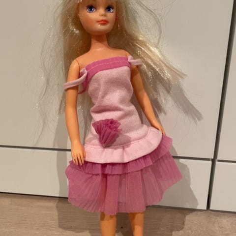 Barbie fra 1998 dukke med to kjoler og sko | FINN-torget