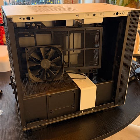 NZXT H210i (hvit) m/ NZXT CAM-kontroller, tempered glass, mesh panel ...