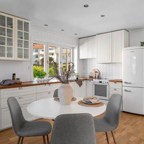 Moderne kjøkken med hvite fronter og grå benkeplate | FINN-torget