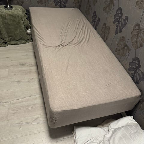 Selger Behagelig 90x200 Seng fra Jysk | FINN-torget