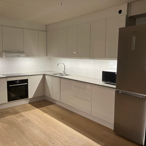 Komplett HTH-kjøkken med hvitevarer selges | FINN-torget