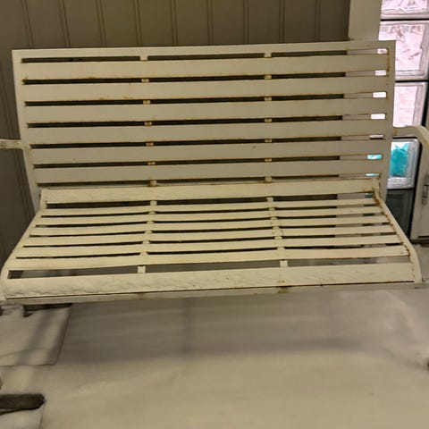 Hvit rotting hagebenk med rød pute og hvit rotting krakk | FINN-torget