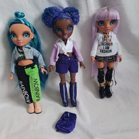 To flotte Rainbow High dukker selges samlet for 200kr | FINN-torget