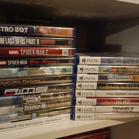 Selger en massiv samling med 29 spill til PS5 (et par PS4) | FINN-torget