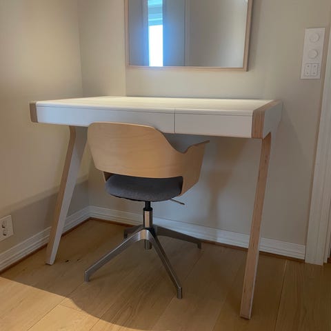 Pent brukt skrivebord fra Bolia, eik | FINN-torget