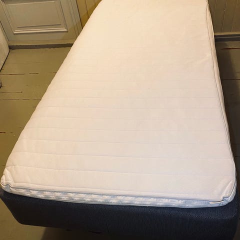 IKEA Sultan seng med hvit madrass og lys grå ramme | FINN-torget