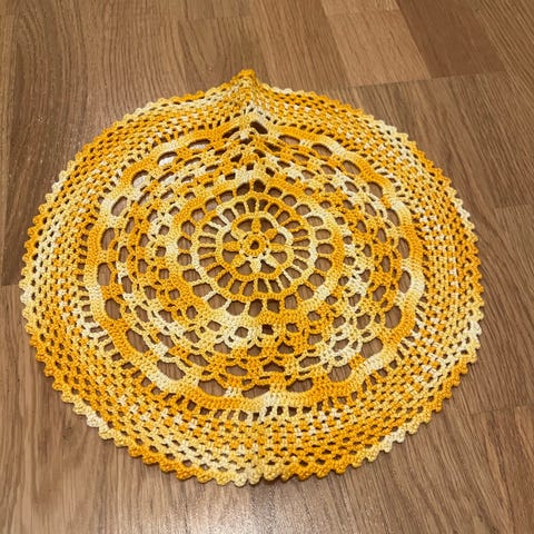 Heklet duk rund håndarbeid gul 23cm !!!NY!!! | FINN-torget