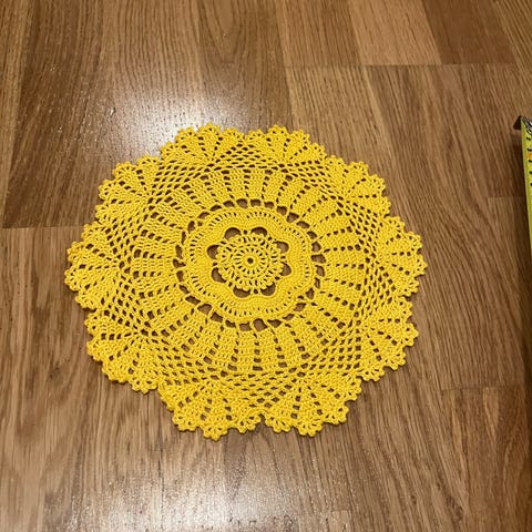 Heklet duk rund håndarbeid gul 23cm !!!NY!!! | FINN-torget