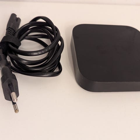 Selger pent brukt Apple TV inkludert HDMI-kabel | FINN-torget