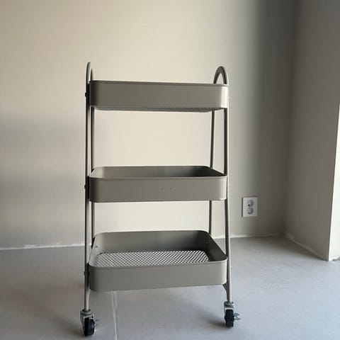 Plastic shelf on wheels | FINN-torget