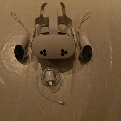 Meta Quest 3S VR-headset med kontroller | FINN-torget