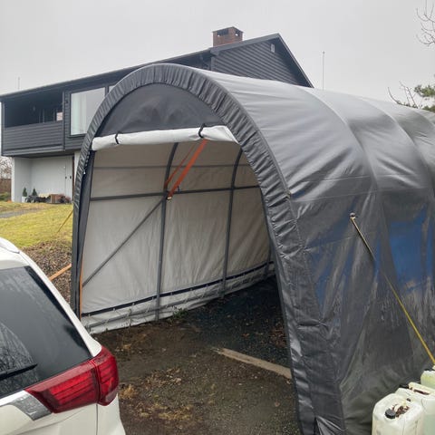 Garasjetelt – ShelterLogic 3,7 x 6,1m med spiss topp | FINN-torget